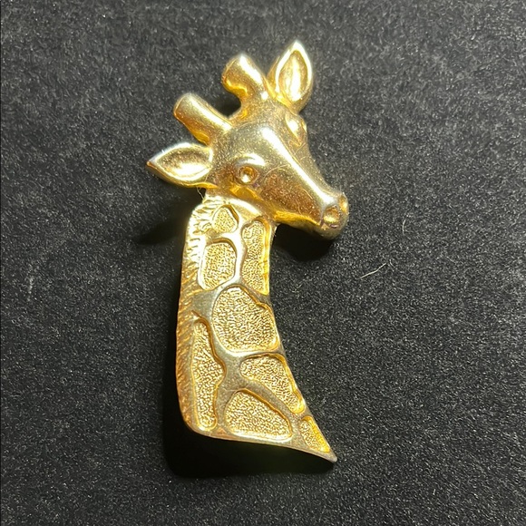 unmarked | Jewelry | Elegant Gold Giraffe Brooch | Poshmark